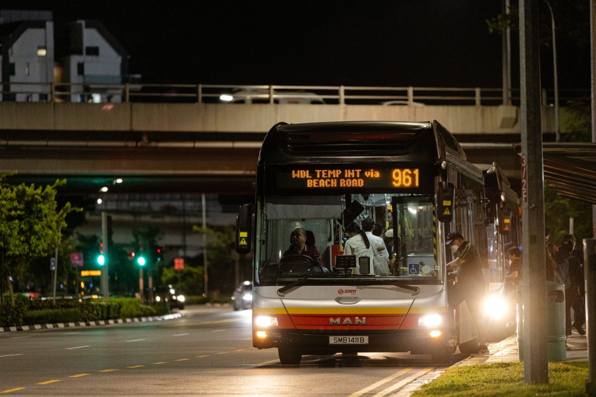 Bus at night | ClubSNAP Photography Community